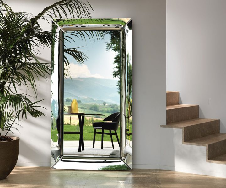 Design in the mirror: two iconic mirrors define the design of a room
